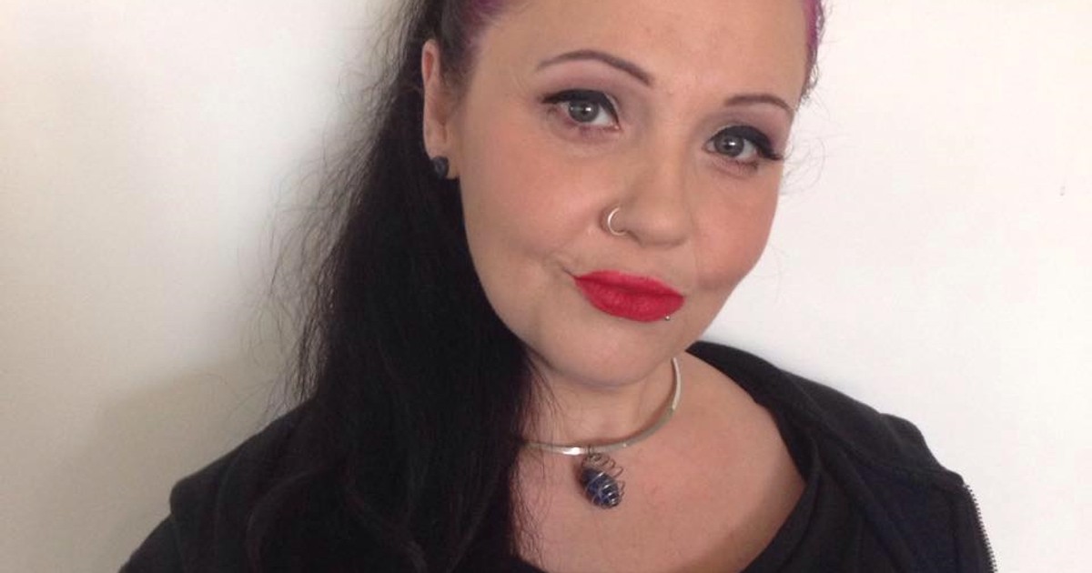 Georgina Condo. Kobieta wampir pije krew swojego chłopaka