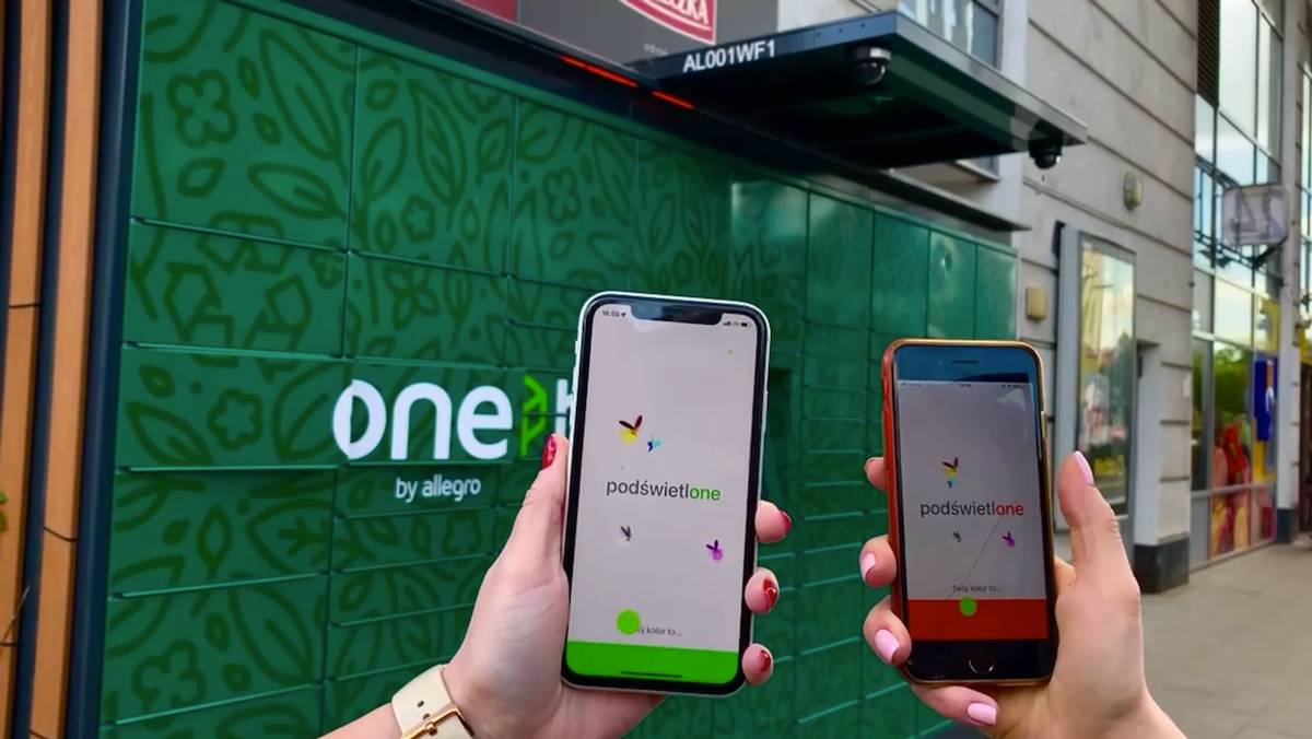 W zielonych automatach One Box by Allegro przesyłkę pomagają znaleźć ...