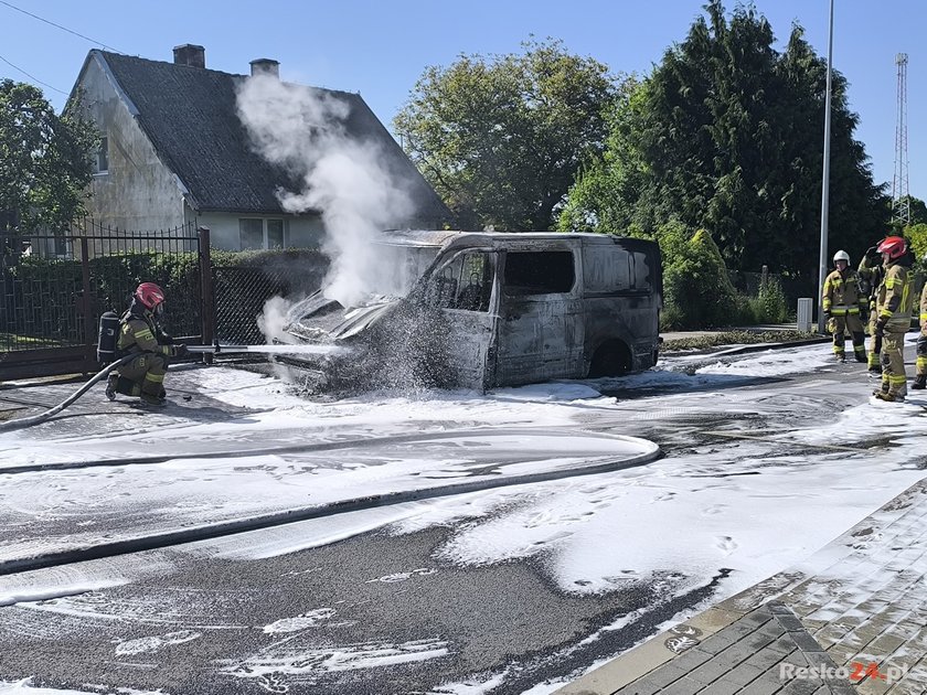 Pożar busa Wojska Polskiego na trasie Trzebiatów–Świdwin. Żołnierka w ...