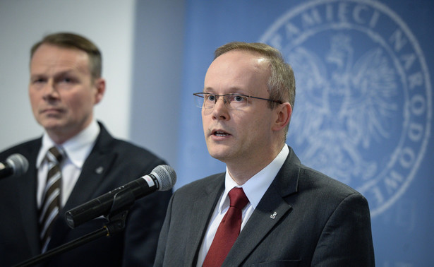 IPN szuka teczek w kolejnym domu. Śledczy weszli do mieszkania Lecha ...