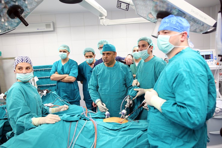 OPERACIJA TUMORA STOMAKA BEZ REZA Britanski stručnjak za ROBOTSKU ...