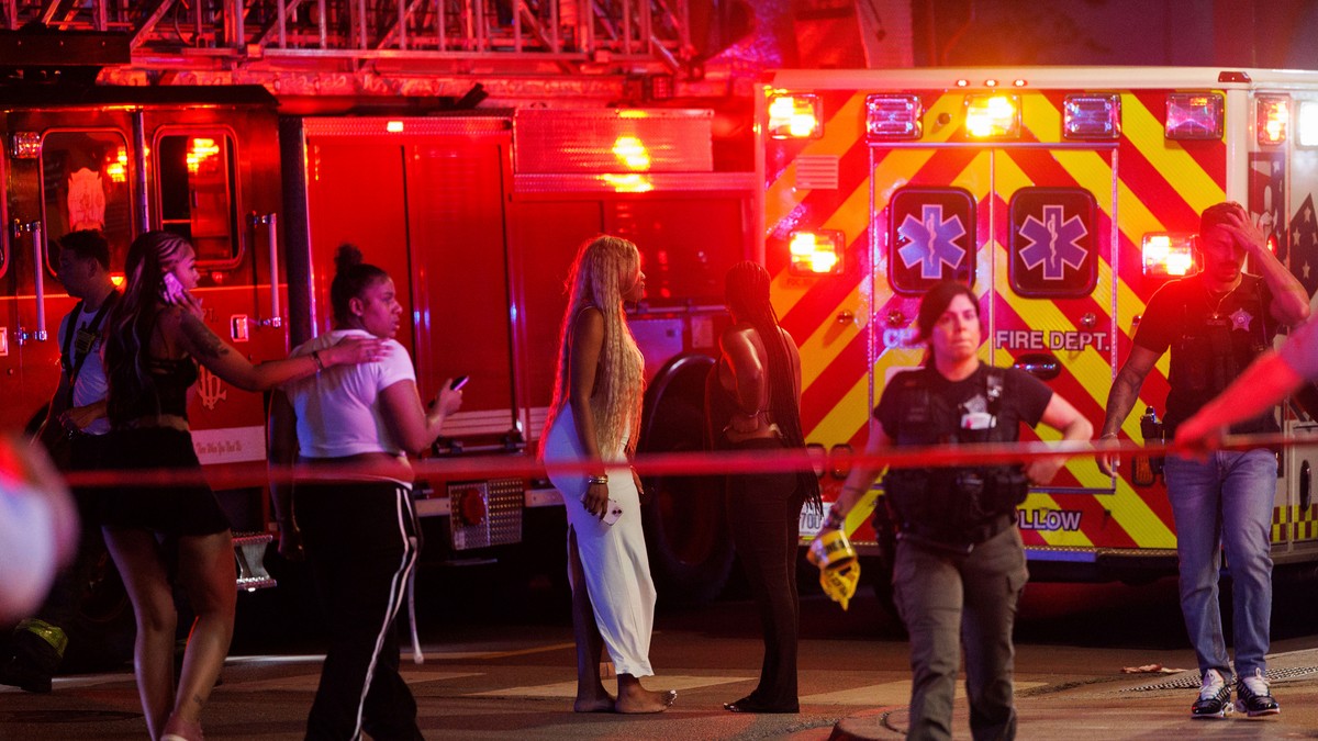 Masovna pucnjava u Čikagu: Napadači zapucali ispred kluba, 4 ubijenih, 14 ranjenih - Blic