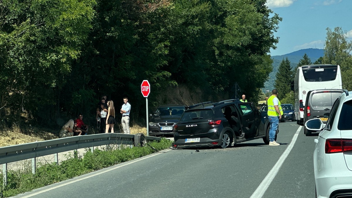 Težak udes na putu Požega - Užice: Sudarila se dva automobila - Blic