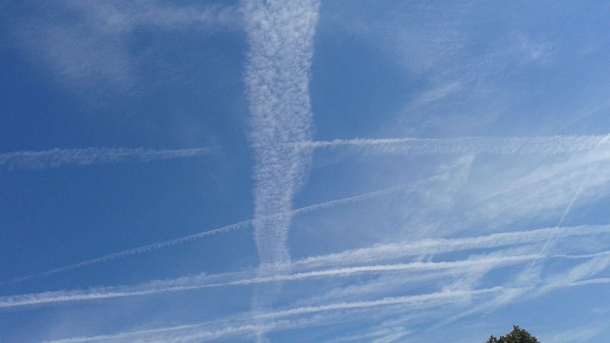 Sve više neobičnih tragova na nebu iznad Beograda (FOTO) - Blic