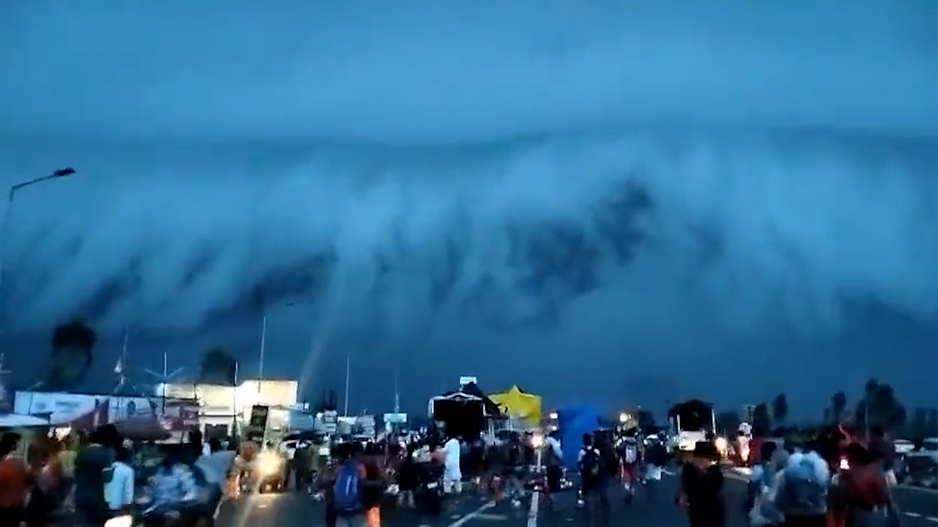 VIDEO: Na oblohe sa objavil zvláštny mrak pripomínajúci cunami. Čo ...