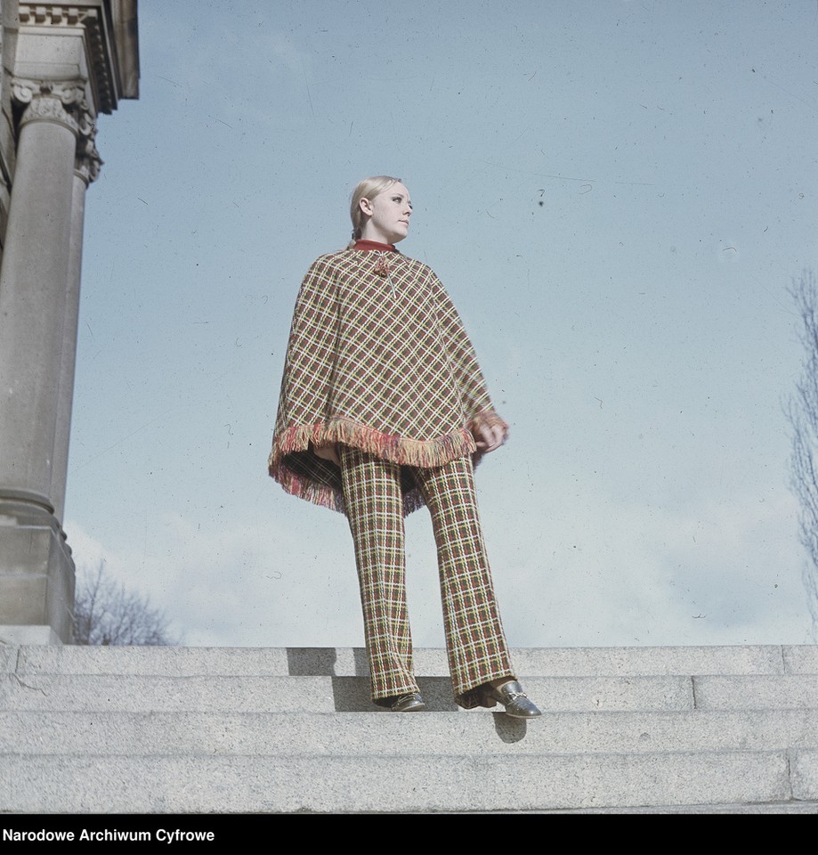 Dzwony, bufiaste rękawy, żaboty. Tak ubierały się kobiety w czasach PRL ...