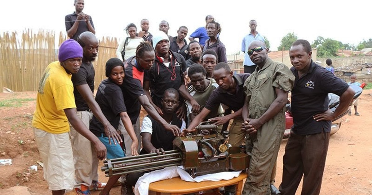 Isaac Nabwana reżyser filmów akcji z Ugandy ma fanów na całym świecie ...