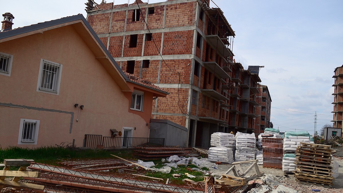 Beograđanin gleda u šta mu se pretvorilo naselje i kipi od besa: "Buraz ...