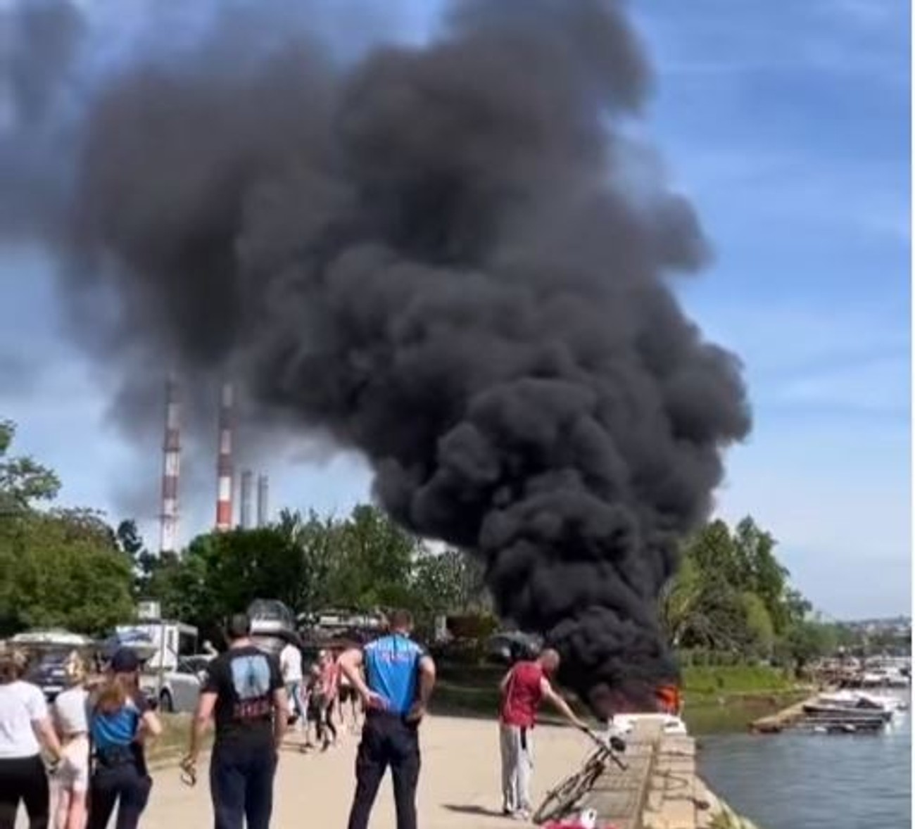 Crni dim kulja sa Novog Beograda: Jeziv požar na šetalištu, stigli ...