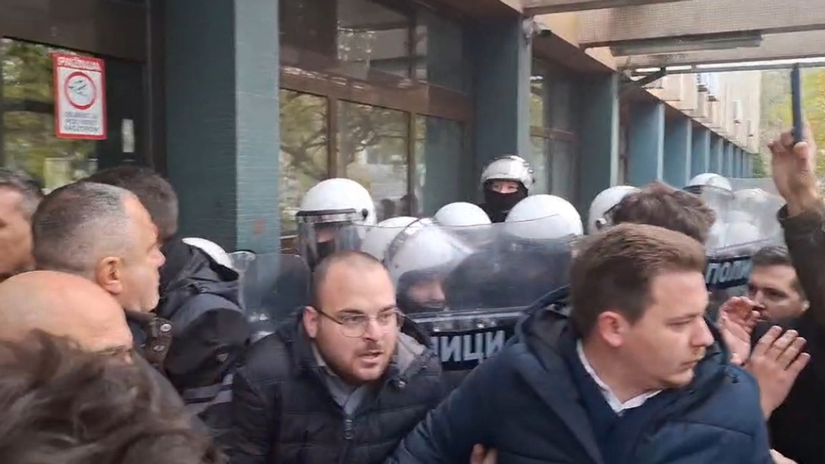 Opozicija u Novom Sadu blokirala zgradu suda: Policija sklonila poslanike i odbornike sa ulaza ...