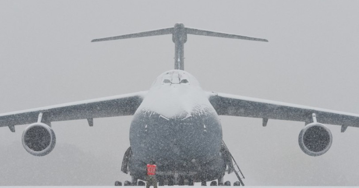 The Air Force's legendary C-5 plane is so enormous it can transport a ...