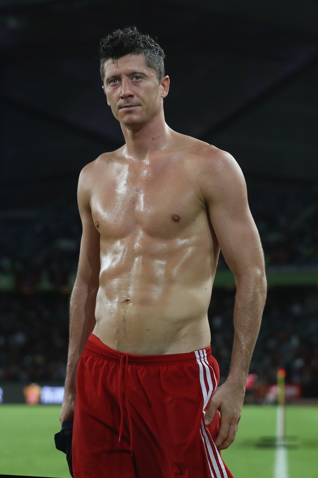 Robert Lewandowski kończy 29 lat. Zdjęcia bez koszulki. Klata - Plejada.pl