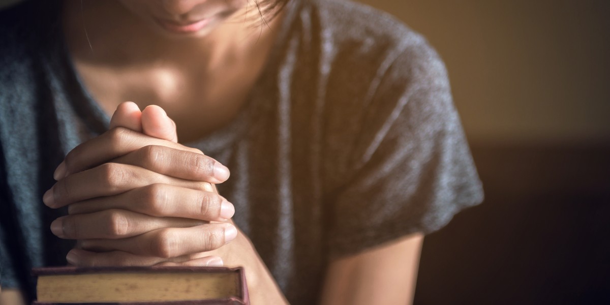 Modlitwa o uwolnienie. Czym jest? Jak modlić się? - Wiadomości