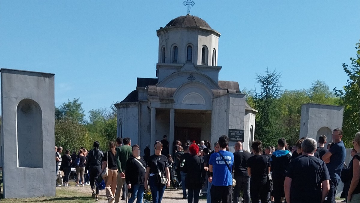 Sahranjen dečak Andrej Simić (13) kojeg je ubio drug nakon svađe u ...