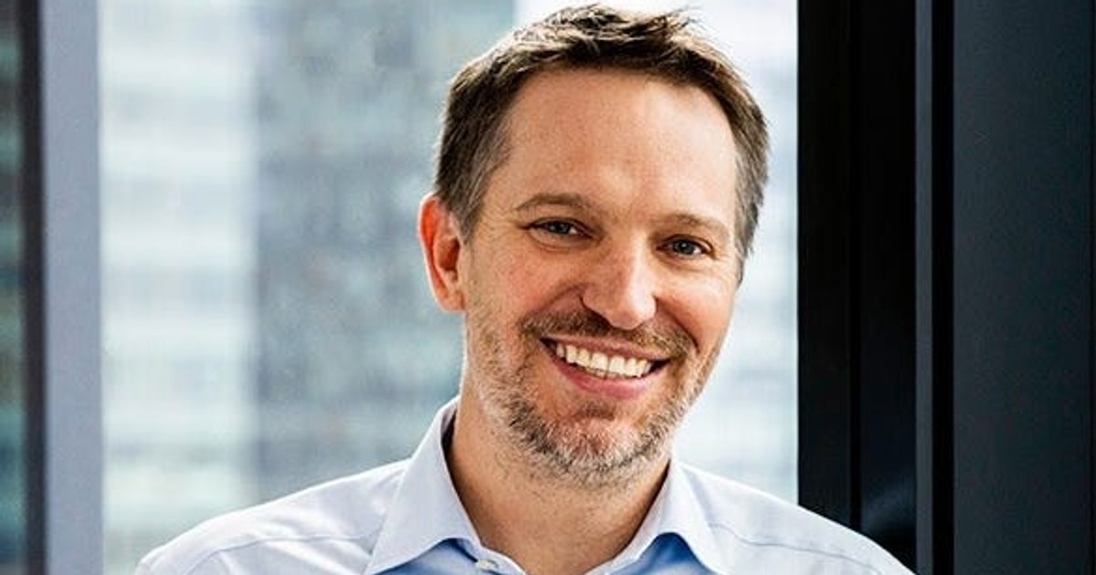 LinkedIn CEO to new grads: 'It's not mandatory to know what you want ...