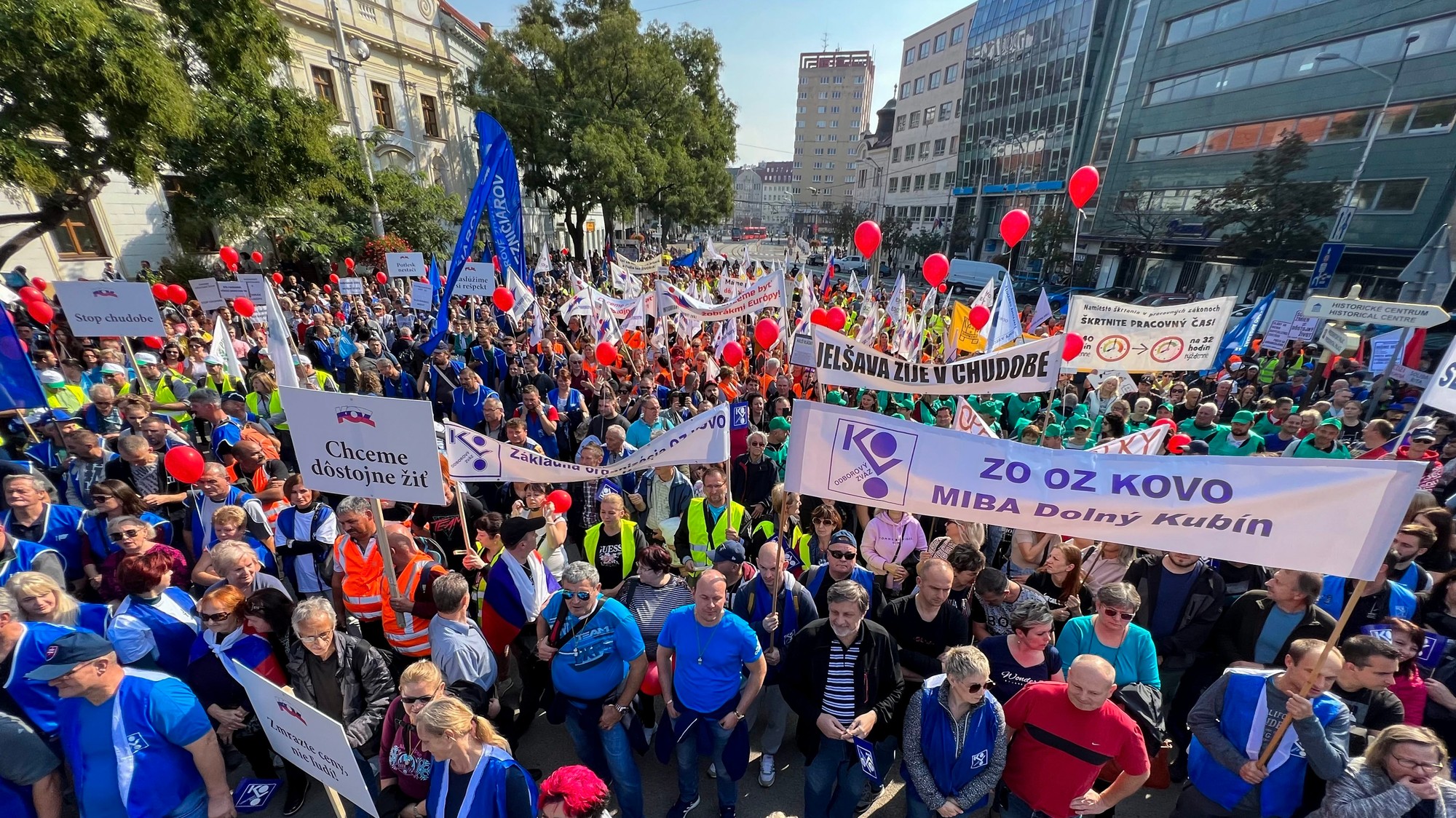 V Bratislave sa koná protest: Námestie SNP zaplnili tisícky ...