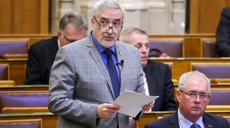 A fideszes Halász János egy hónap alatt kétszer szó szerint ugyanazt a ...