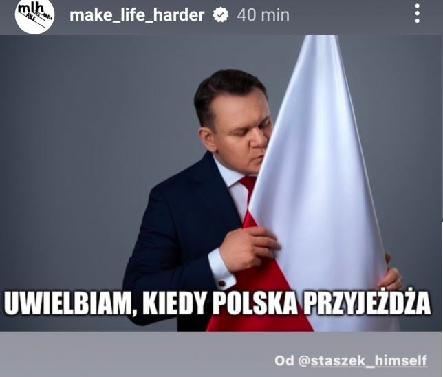 Dominik Tarczyński pocałował flagę Polski. Zdjęcie podbija sieć! [MEMY ...