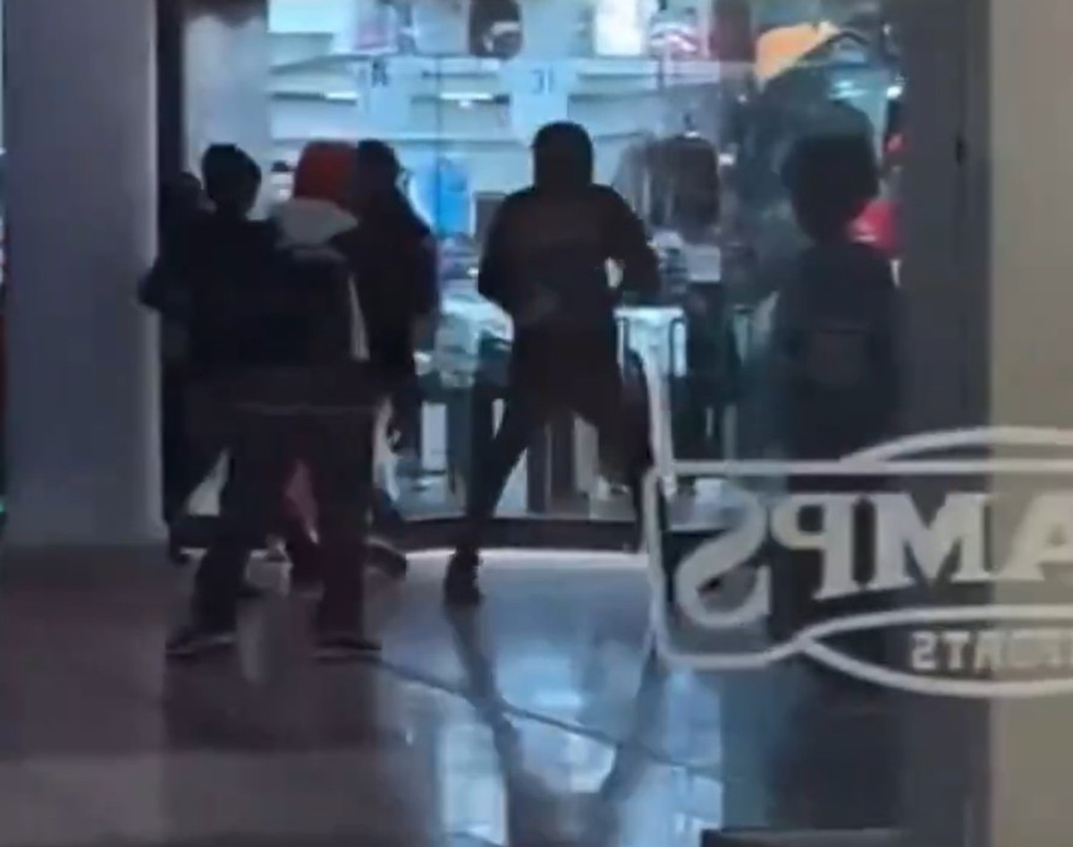 Prvi snimci pucnjave u Americi na Badnje veče: Ispaljeni hici u krcatom tržnom centru, ima i ...