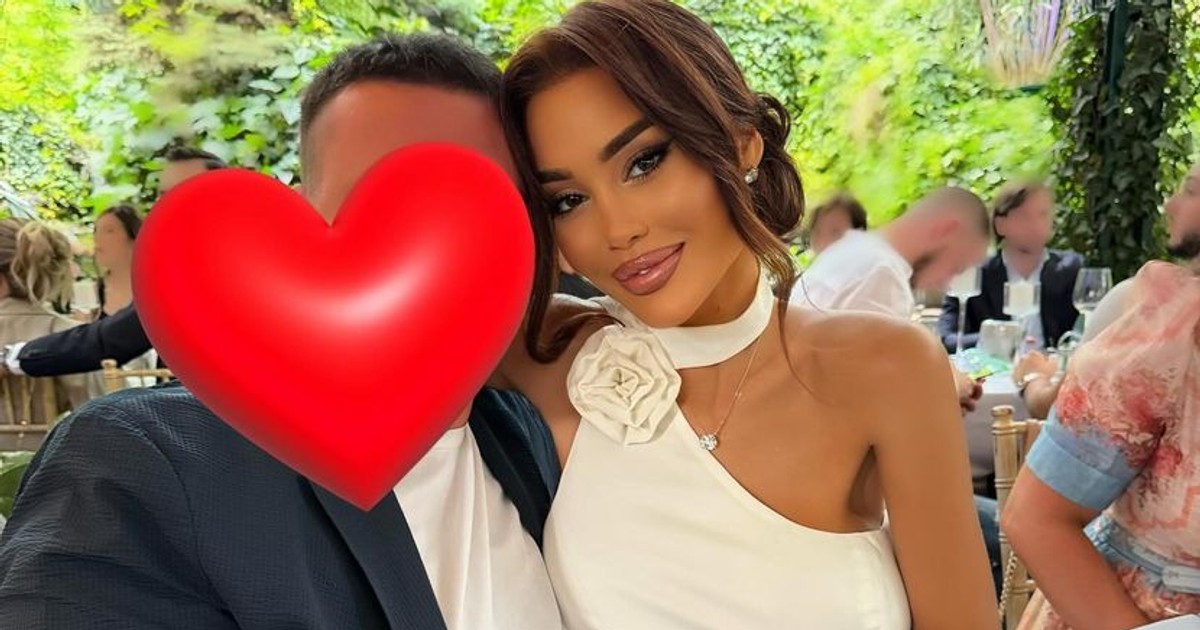 Ana Korać objavila slike sa venčajna: Muz je drži za golu nogu, a peva ...