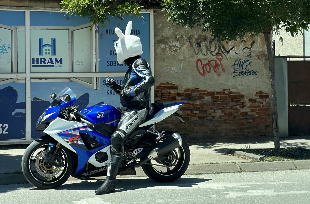 Bajker na opasnom motoru prodefilovao sa maskom zeca na glavi u Čačku ...