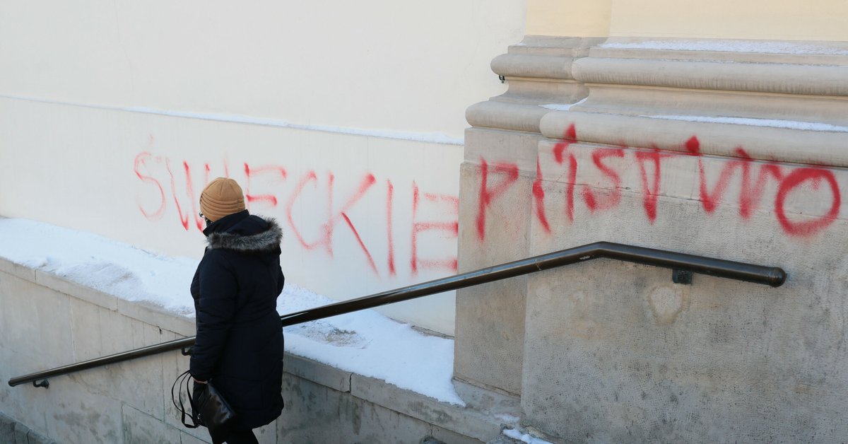 "PiS won". Wandale zniszczyli elewację kościoła św. Krzyża w Warszawie ...