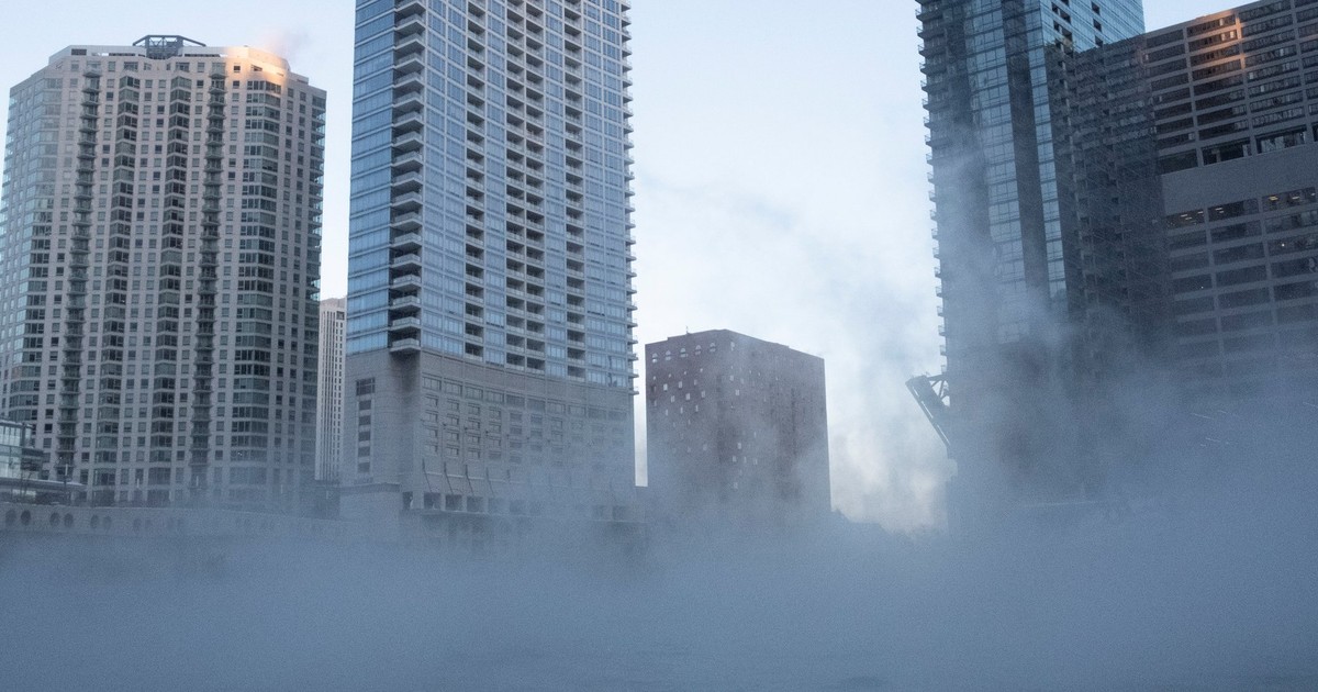 A viral photo of Chicago jail inmates shoveling snow in freezing ...