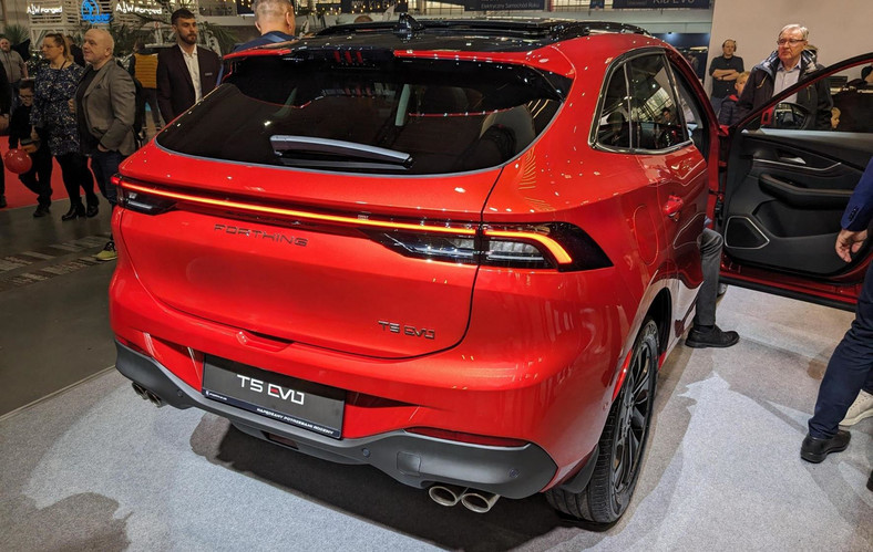 Chiński Forthing U-Tour szokuje ceną. Naprawdę tylko tyle kosztuje ...