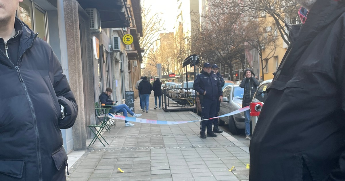 Užas u centru Beograda: Policajac napadnut nožem - Blic