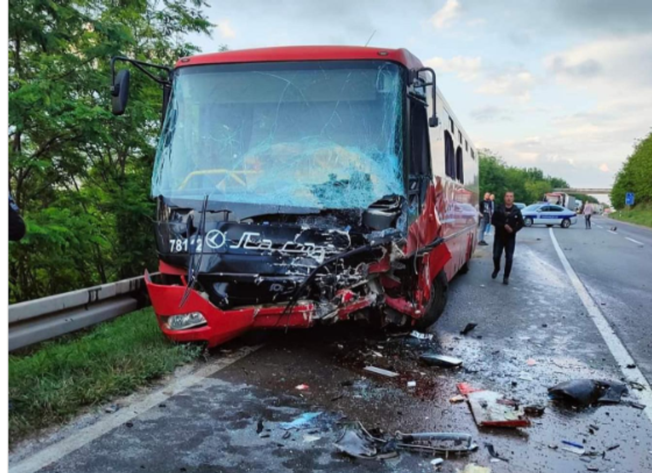 U nesreći kod Mladenovca poginuo vozač, više od 35 povređenih: Direktan sudar autobusa i ...