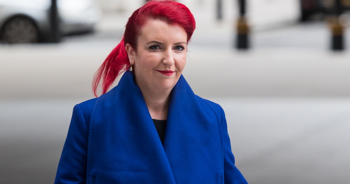 Cios dla rządu Starmera. Ministra transportu składa rezygnację. W tle ...