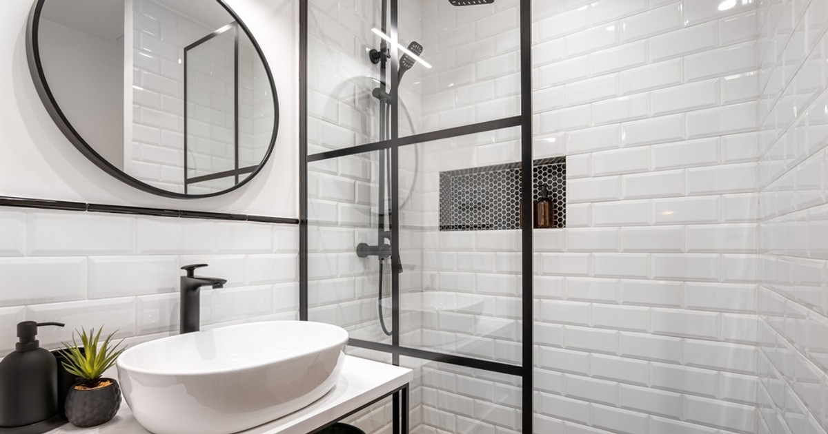 Pięć stylowych rozwiązań do łazienki. Prysznic z czarnymi szprosami to ...