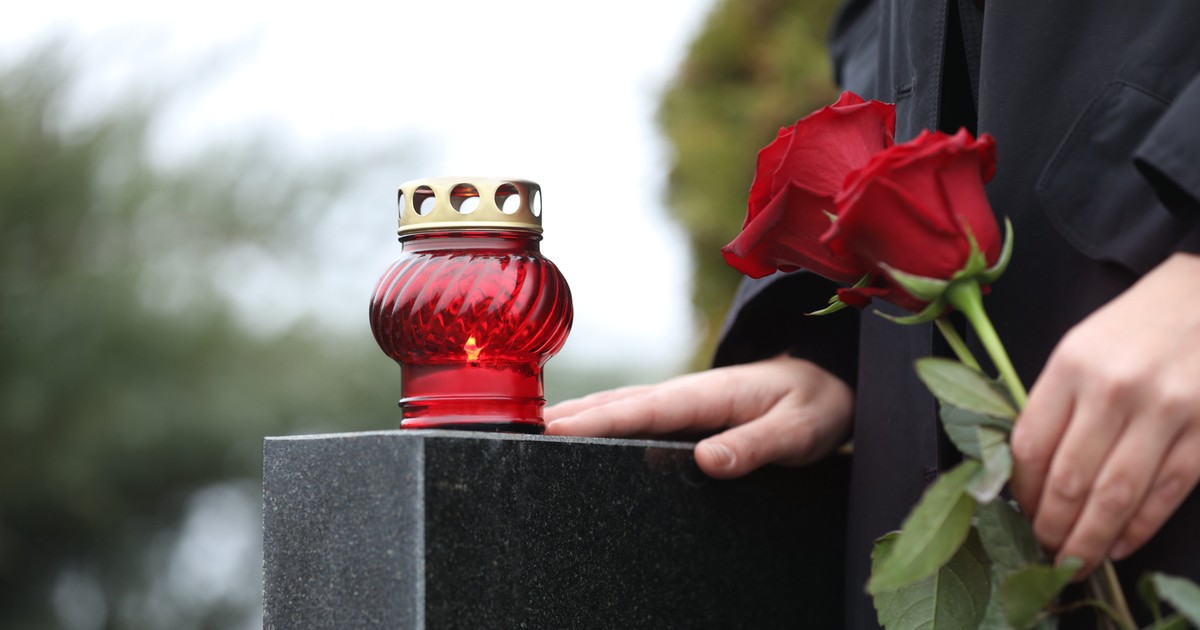 Nowa cmentarna moda. Sprzedają różne rzeczy. "Na walentynki"