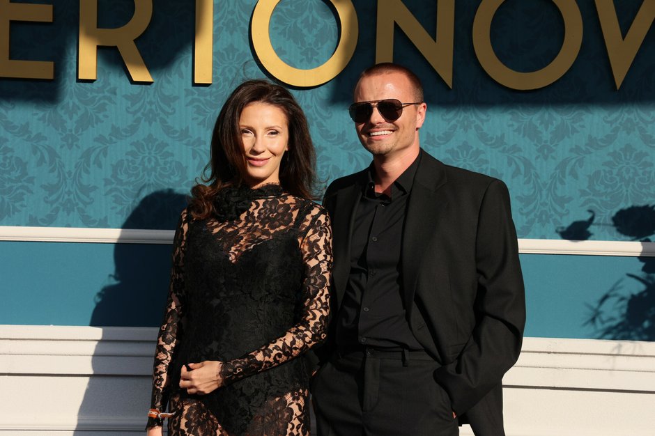 Marcin Hakiel na polskiej premierze "Bridgertonów". Jego partnerka ...