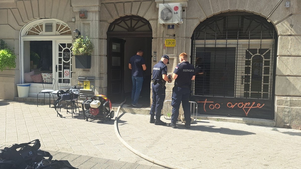Prve slike sa mesta požara u Novom Sadu: Pronađena dva tela, ispituje se da li su ubijeni - Blic