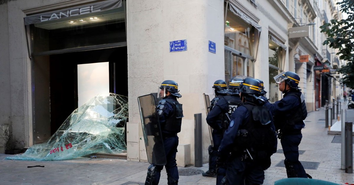 Zamieszki we Francji: Trzech funkcjonariuszy zostało zranionych. Wszczęto śledztwo ws ...