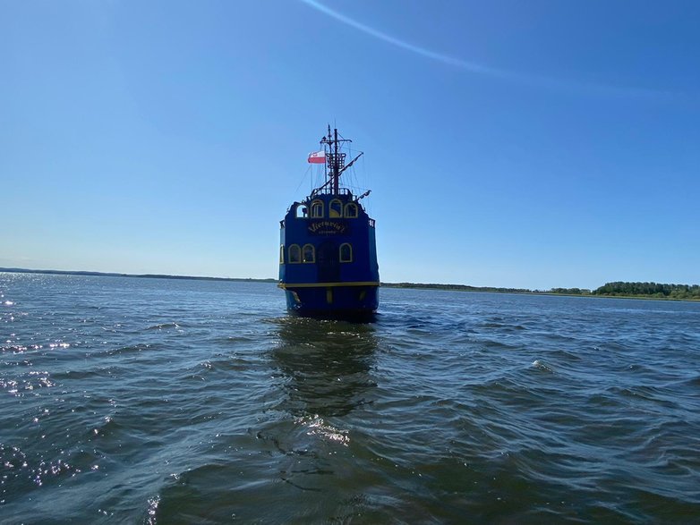 Na Zatoce Wrzosowskiej statek wycieczkowy utknął na mieliźnie. Ponad ...