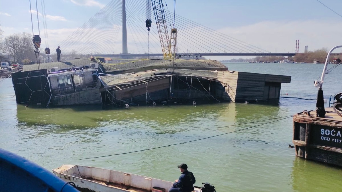 Nastavlja se izvlačenje splava "Kartel" na Sajamskom keju - Blic