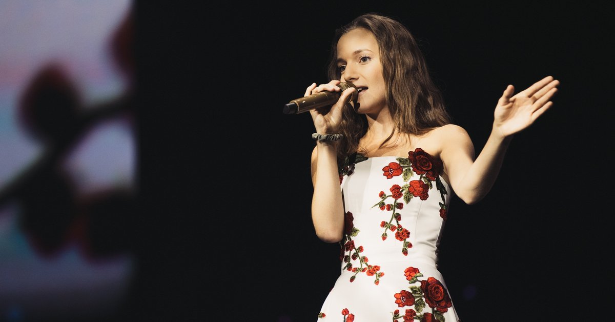 Karolina Gorczyca i Krzysztof Czeczot z dziećmi na koncercie Sanah ...