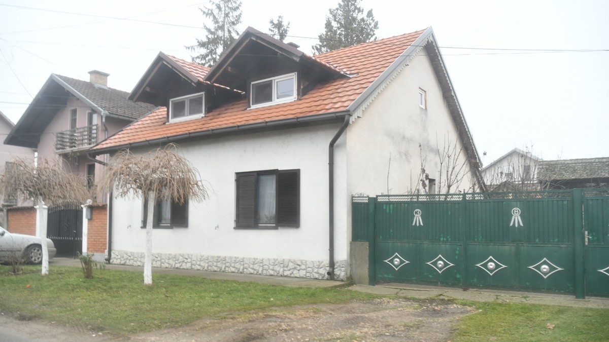 Prve slike sa mesta ubistva u Batajnici: Muškarac (70) nasmrt izbo bivšeg zeta - Blic