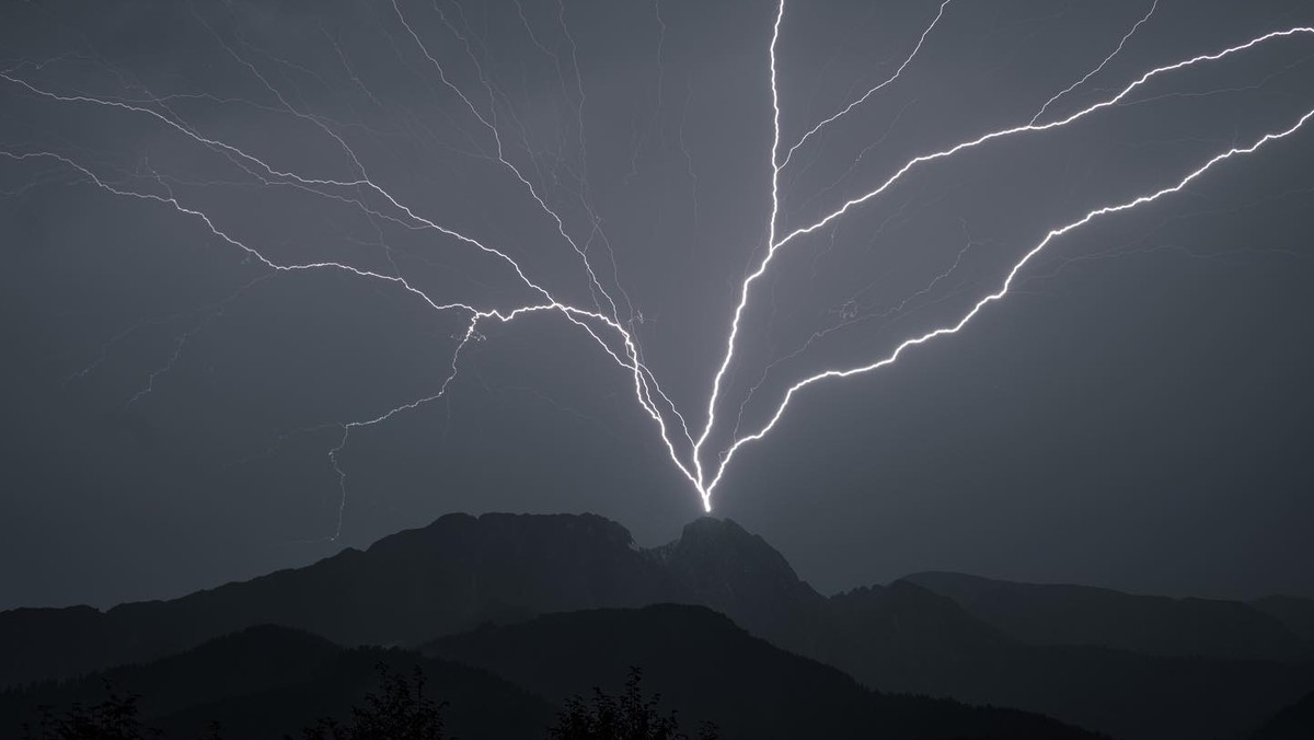 Piorun uderza w krzyż na Giewoncie. Zdjęcie, które zapiera dech! - Kobieta