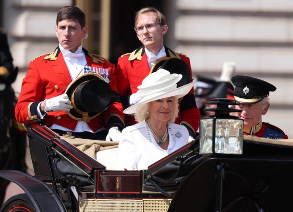 Król Karol III włożył mundur, na którym widnieje szyfr. Oddał hołd ...