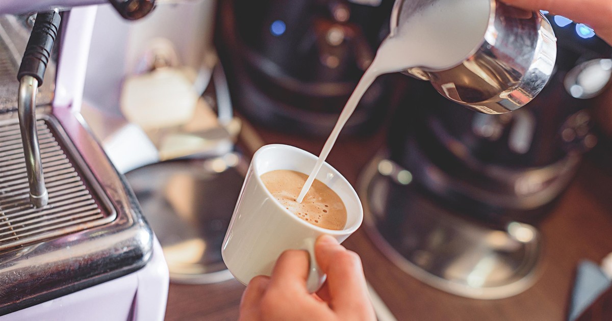 Kawa z mlekiem. Jak dodatek mleka wpływa na zdrowotne działanie kawy?
