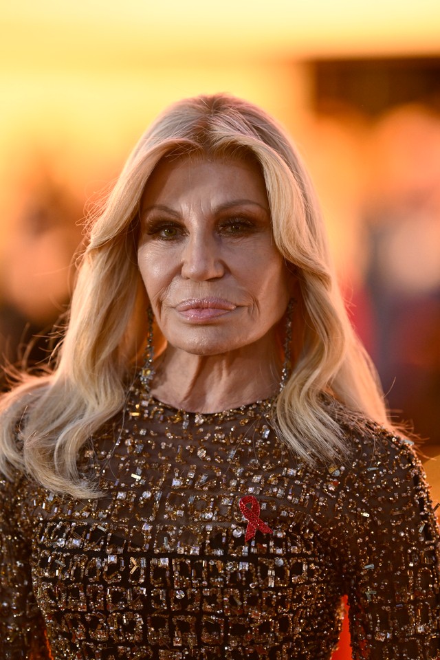 Donatella Versace w schronisku dla zwierząt. Ponownie zadziwiła "nową ...