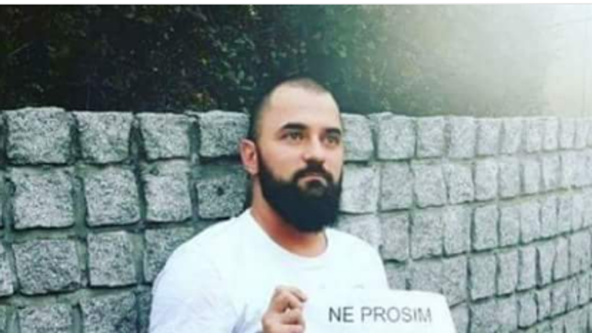 "NE PROSIM, NEGO..." Momak je seo na zemlju, uzeo papir u ruke i ...