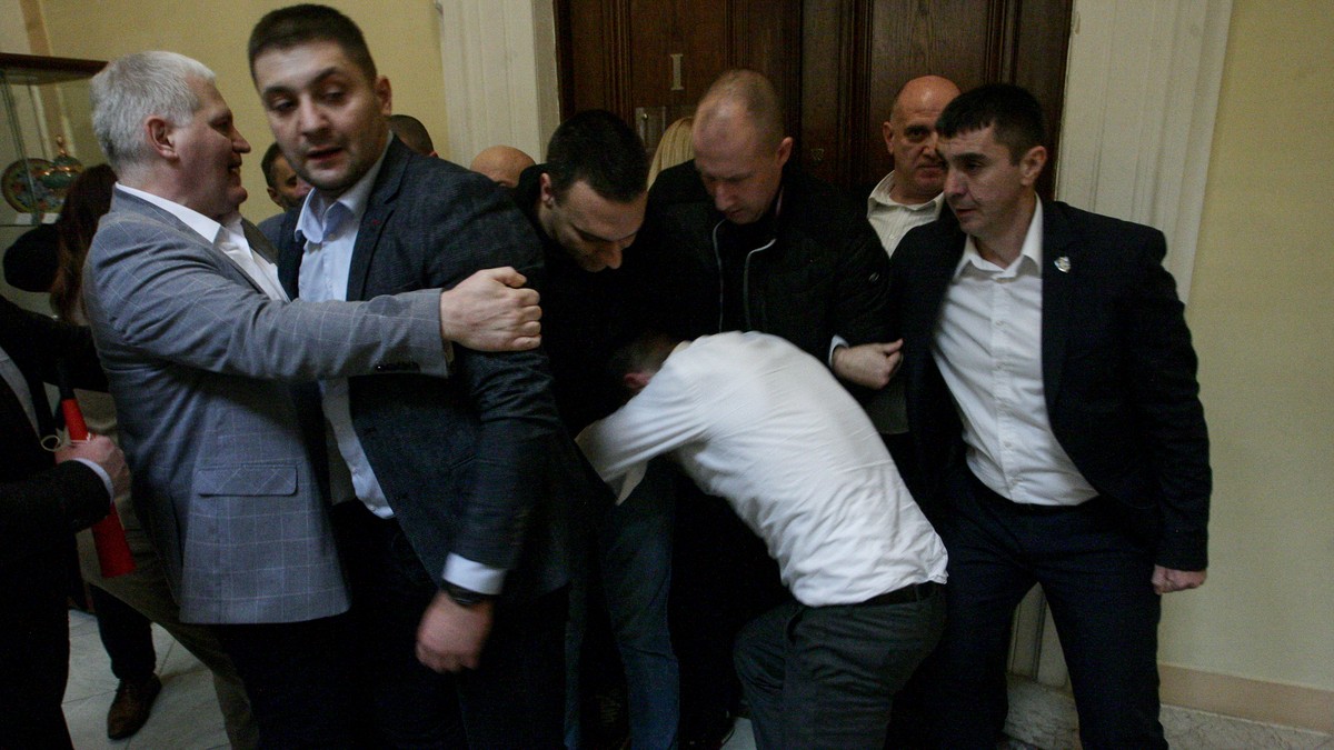 Skupština Srbije: Burno jutro, poslanici koalicije NADA blokiraju kolegijum, Miloš Jovanović ...