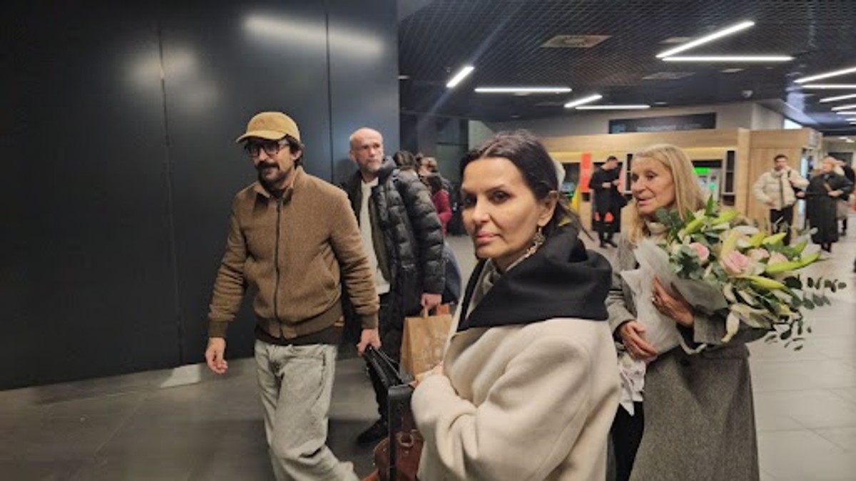 Ovako danas izgleda Elena Karić: Došla na aerodrom po majku Vericu ...