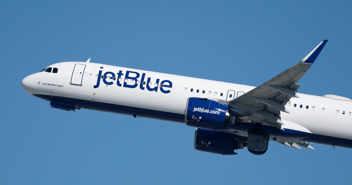A JetBlue plane made an emergency landing at Newark after smoke was ...