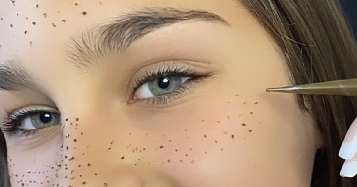 Les taches de rousseur sont tendance: et si on les dessinait au henné ...