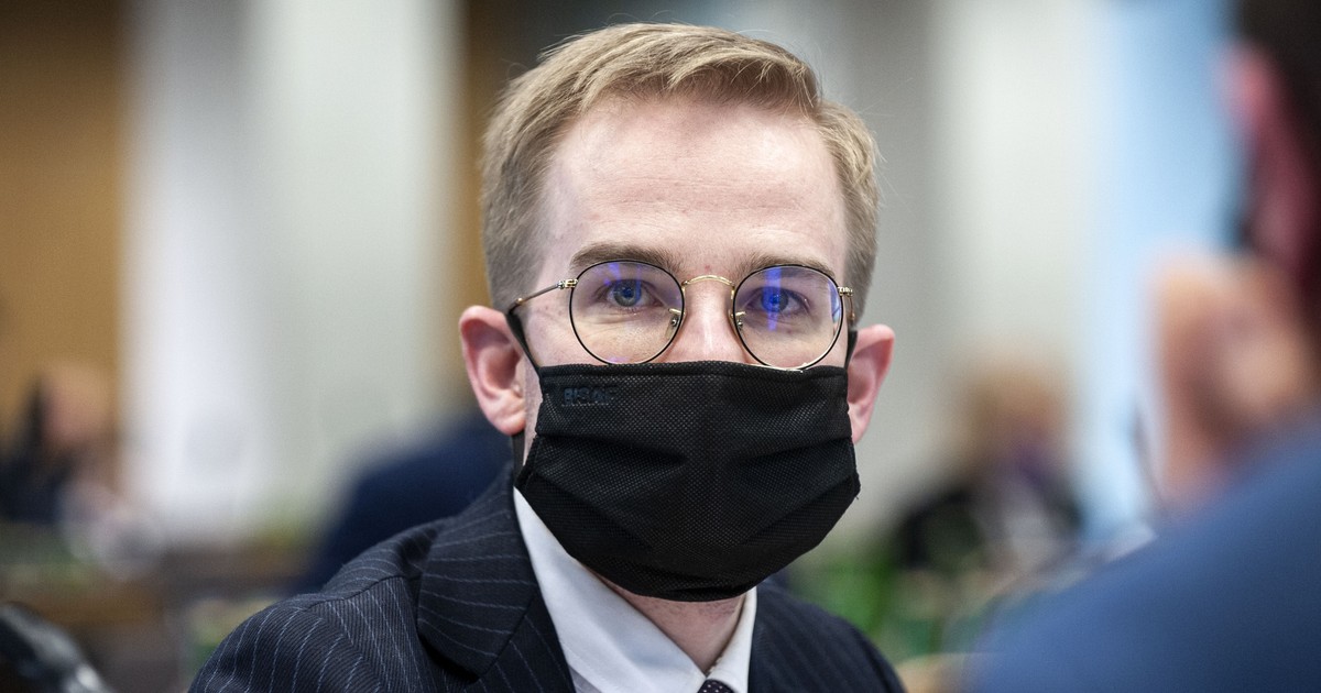 Piotr Patkowski zaskoczył wyglądem. Nowy image wiceministra